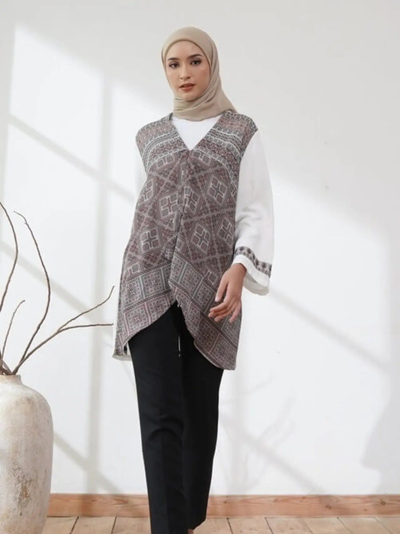 7 Model Cardigan dengan Outer Batik yang Elegan dan Stylish di Tahun ...