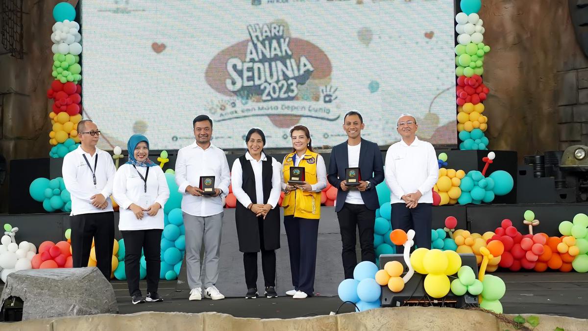 Livienne Russellia Terima Plakat Penghargaan Dari Menteri PPPA Bintang ...