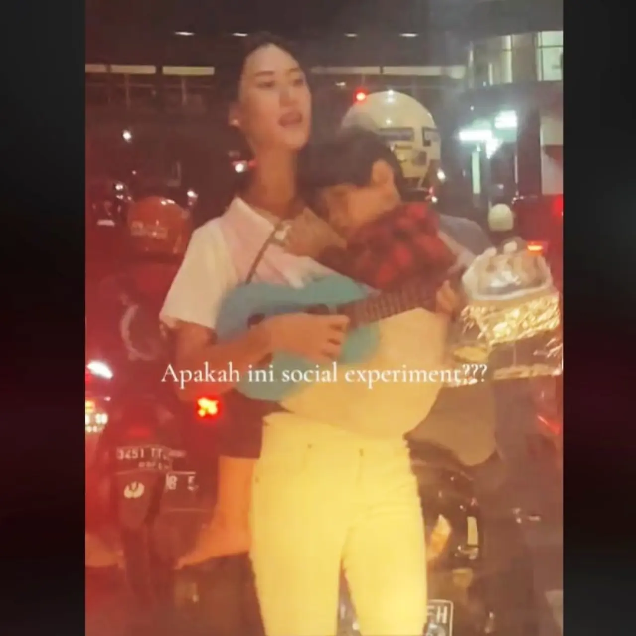 Viral Wanita Pengamen Sambil Gendong Anak Disebut Cantik Bak Model, Sempat Dikira Menyamar ...