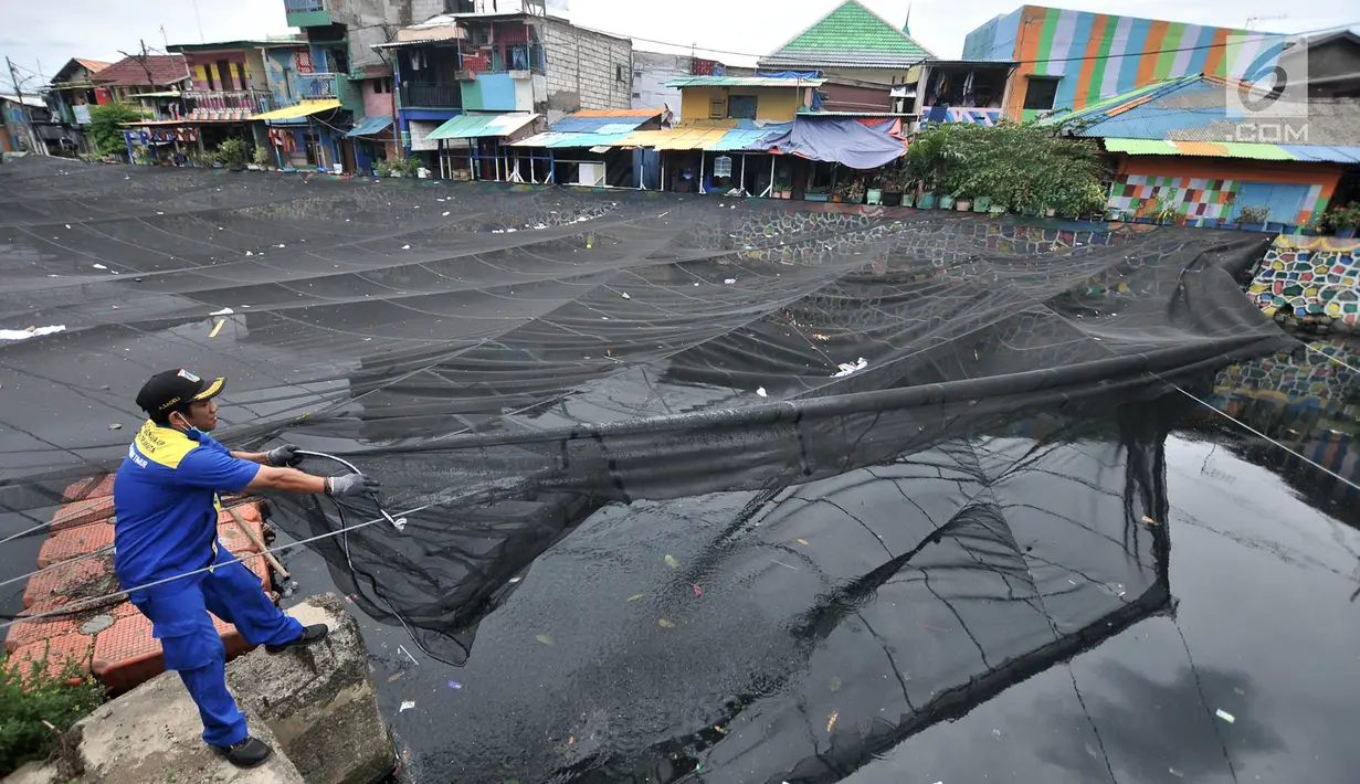 FOTO: Banyak Sampah, Jaring Kali Item Dicopot - Foto Liputan6.com