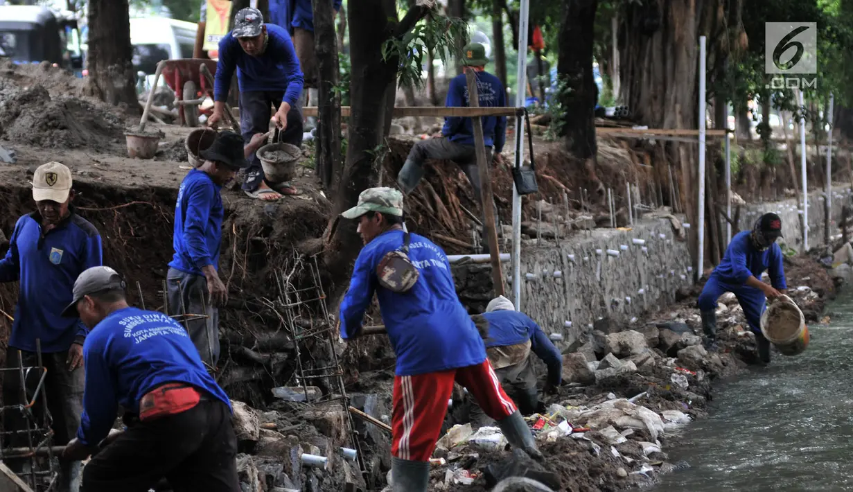 FOTO: Usai Longsor, Kali Aliran Timur Rawamangun Dibangun Turap - Foto ...