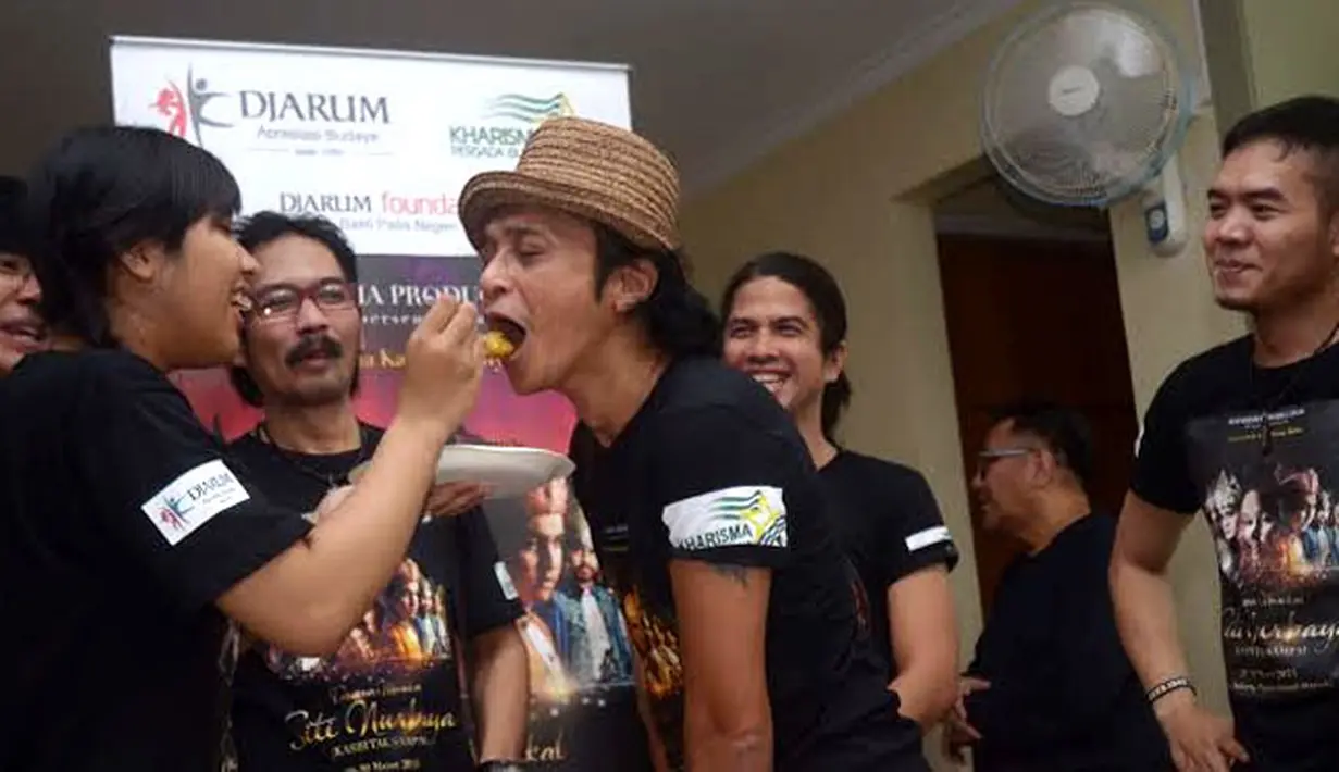 [FOTO] Aksi Suap di Ultah ke 51 Deni Malik - Foto Liputan6.com