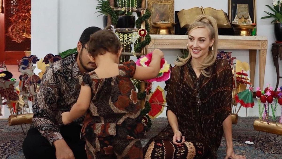 Cantiknya Varsha Strauss, Istri Bule Panji Trihatmodjo Saat Pakai Batik ...