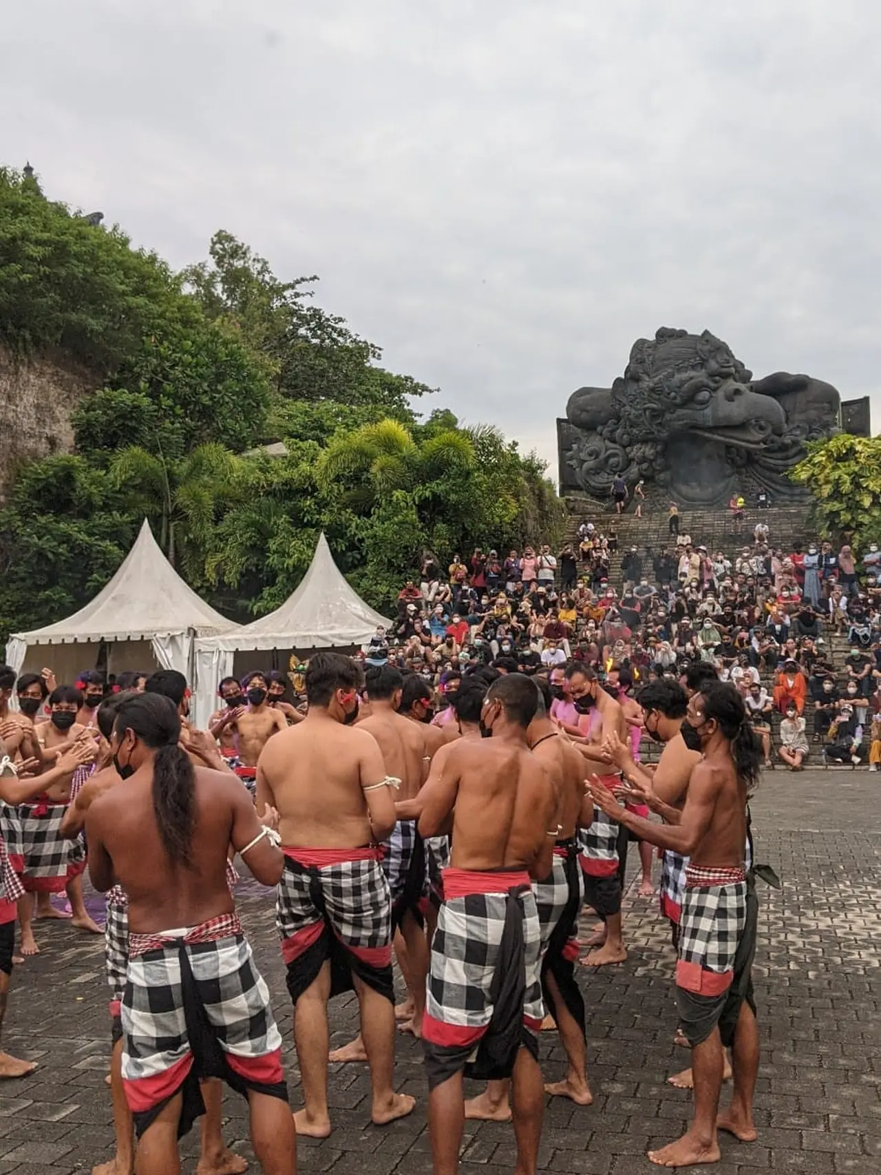 Kolaborasi Apik Tari Kecak dan Ogoh-Ogoh di GWK Cultural Park Bali ...