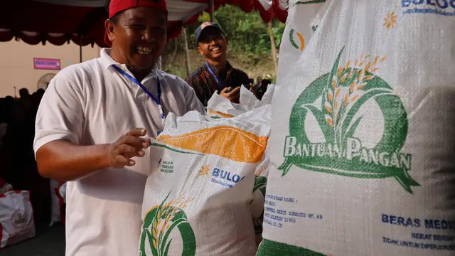 Masyarakat di Balikpapan Terima Bantuan Pangan dari Bulog - News ...