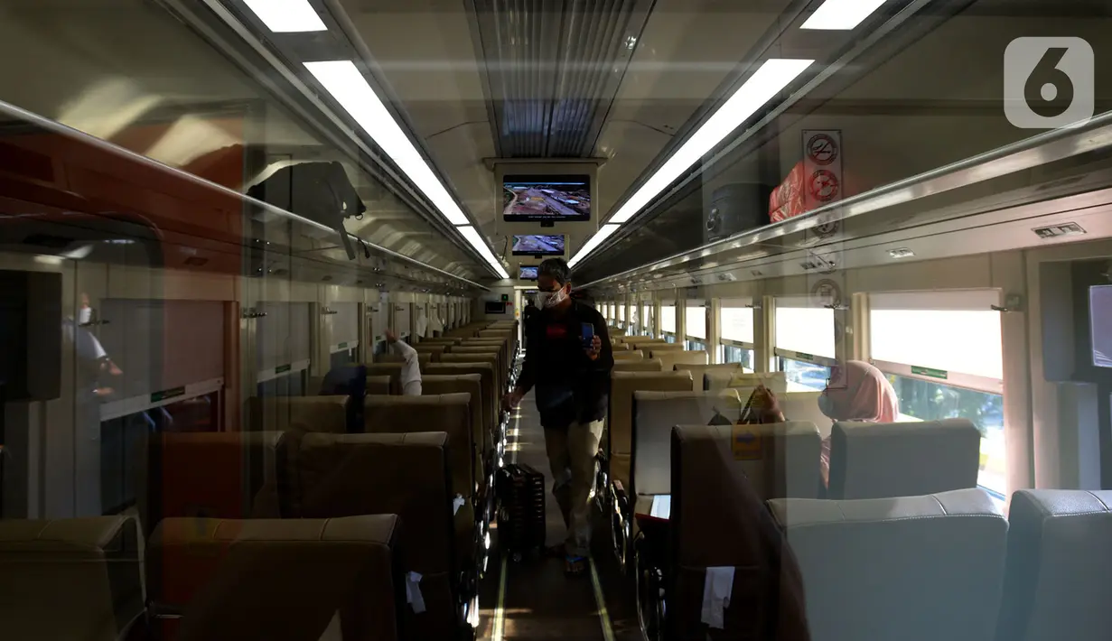 FOTO: Kereta Api Luar Biasa Mulai Beroperasi - Foto Liputan6.com