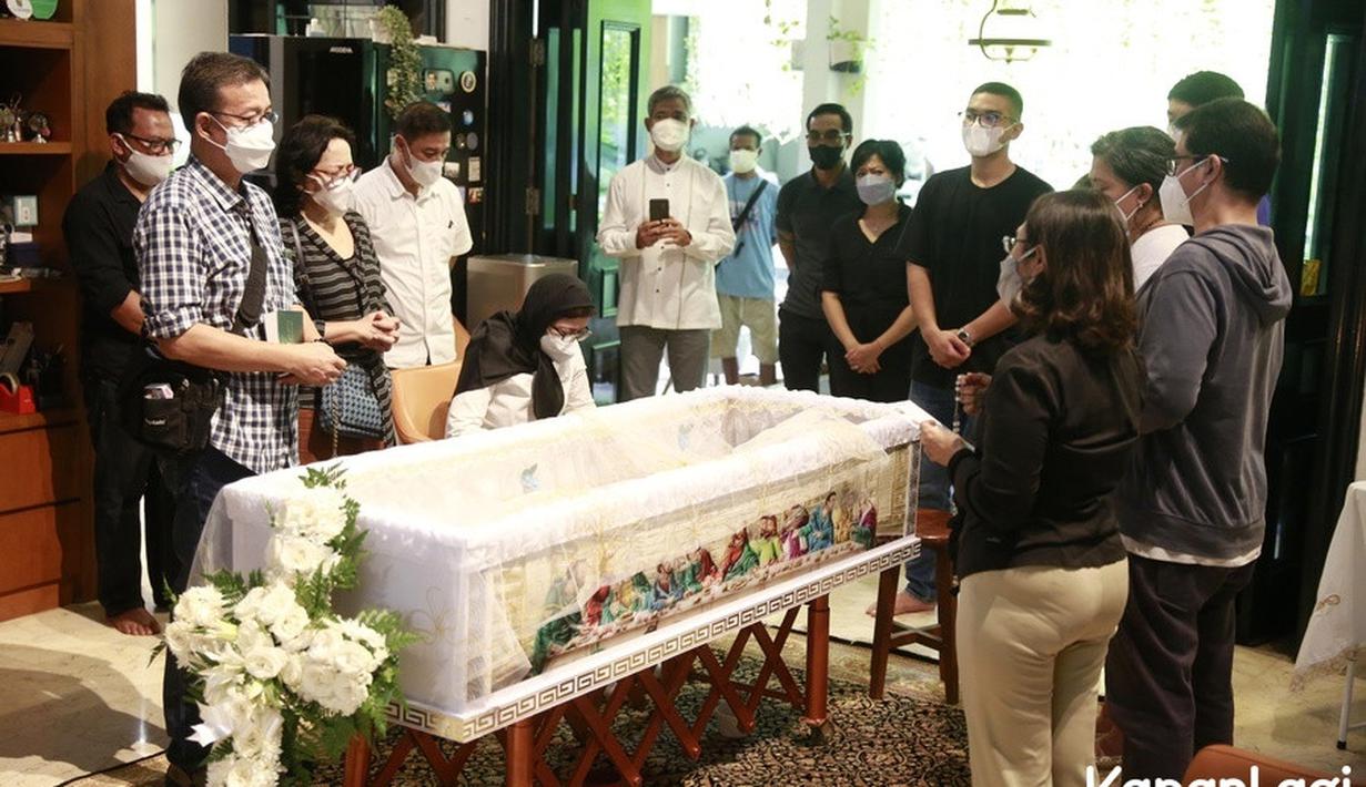 Potret Suasana Rumah Duka di Kediaman Nurul Arifin - Photo Fimela.com