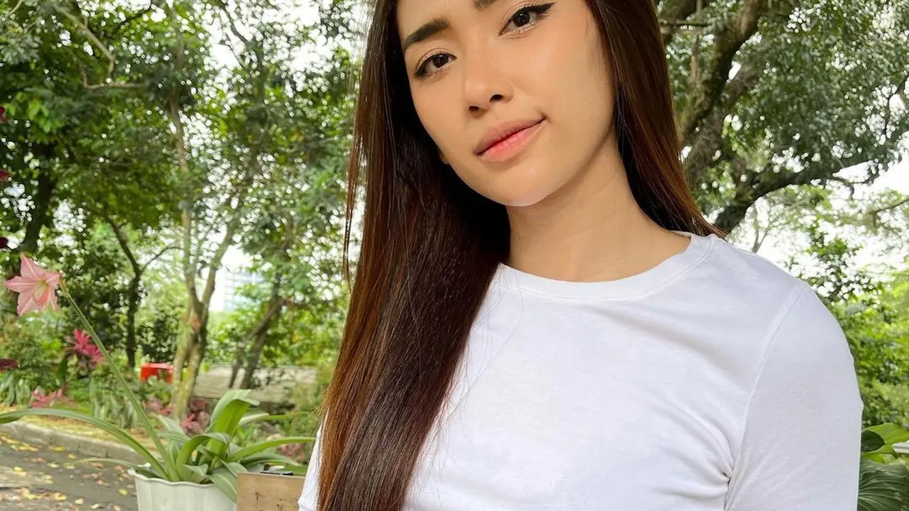 7 Potret Atlet Voli Yolla Yuliana di Luar Lapangan, Penampilannya Curi ...