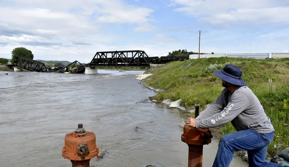 Jembatan Runtuh, Kereta Barang Jatuh ke Sungai Yellowstone AS - Foto ...