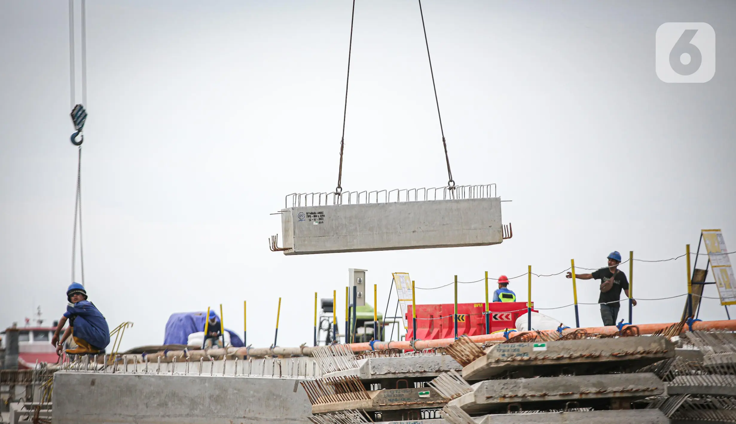 Melihat Progres Pembangunan Pelabuhan Dermaga Kali Adem - Foto Liputan6.com
