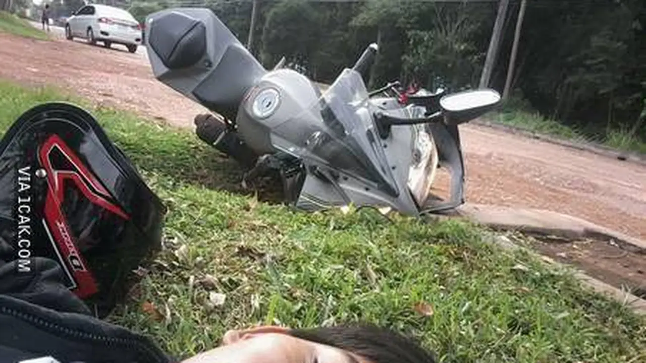 10 Potret Orang Kecelakaan saat Naik Motor, Ada yang Pose di Jalanan ...