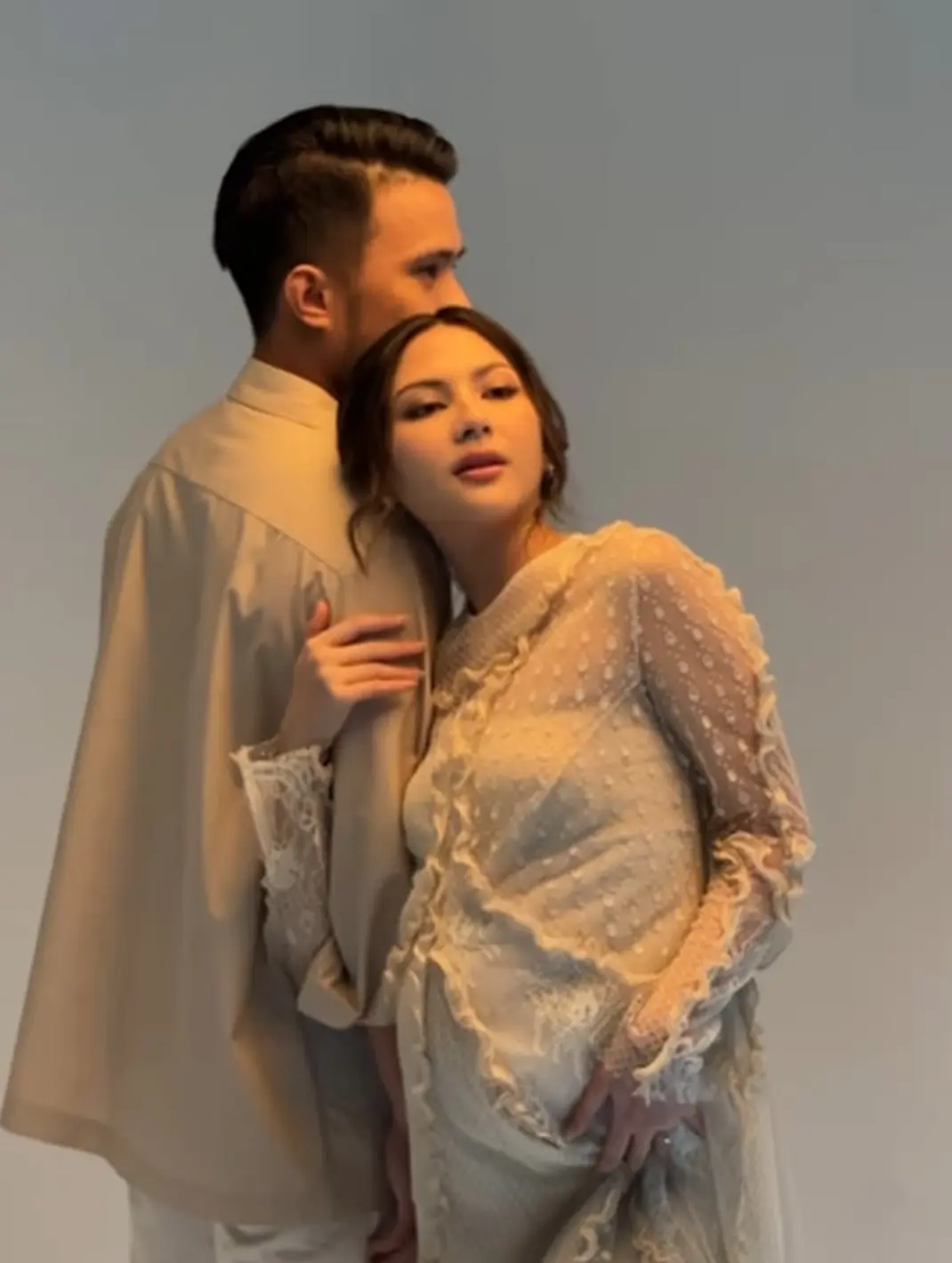 Pesona Keibuan Jessica Mila yang Elegan di Maternity Shoot, Tampil Romantis ala Sultan bersama Suami