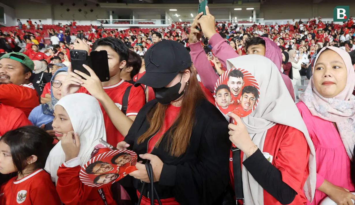 Foto: Potret Fanatiknya Fans Wanita Timnas Indonesia, Bawa-bawa Kalung ...