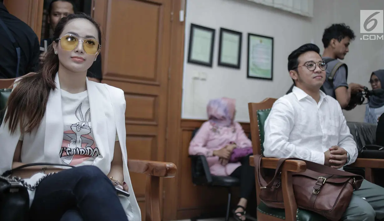 FOTO: Roby Geisha dan Istrinya Jalani Sidang Perdana Perceraian - Foto ...