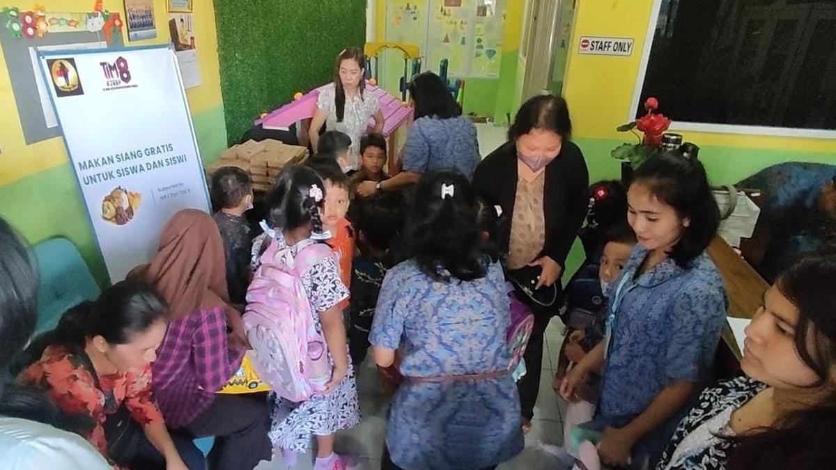 TIM 8 RJBBP dan WPJ Bangun Dapur dan Bagikan Makan Siang Gratis di Bekasi - News Liputan6.com