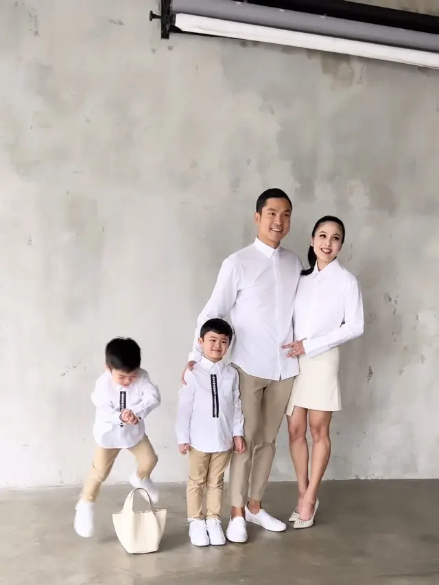 Tampil Kompak Ini 7 Momen Pemotretan Sandra Dewi Bersama Keluarga Besar Moeis Hot