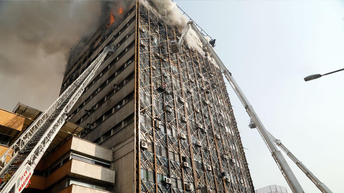 Gedung Pencakar Langit Tertua di Iran Terbakar dan Runtuh - Foto ...