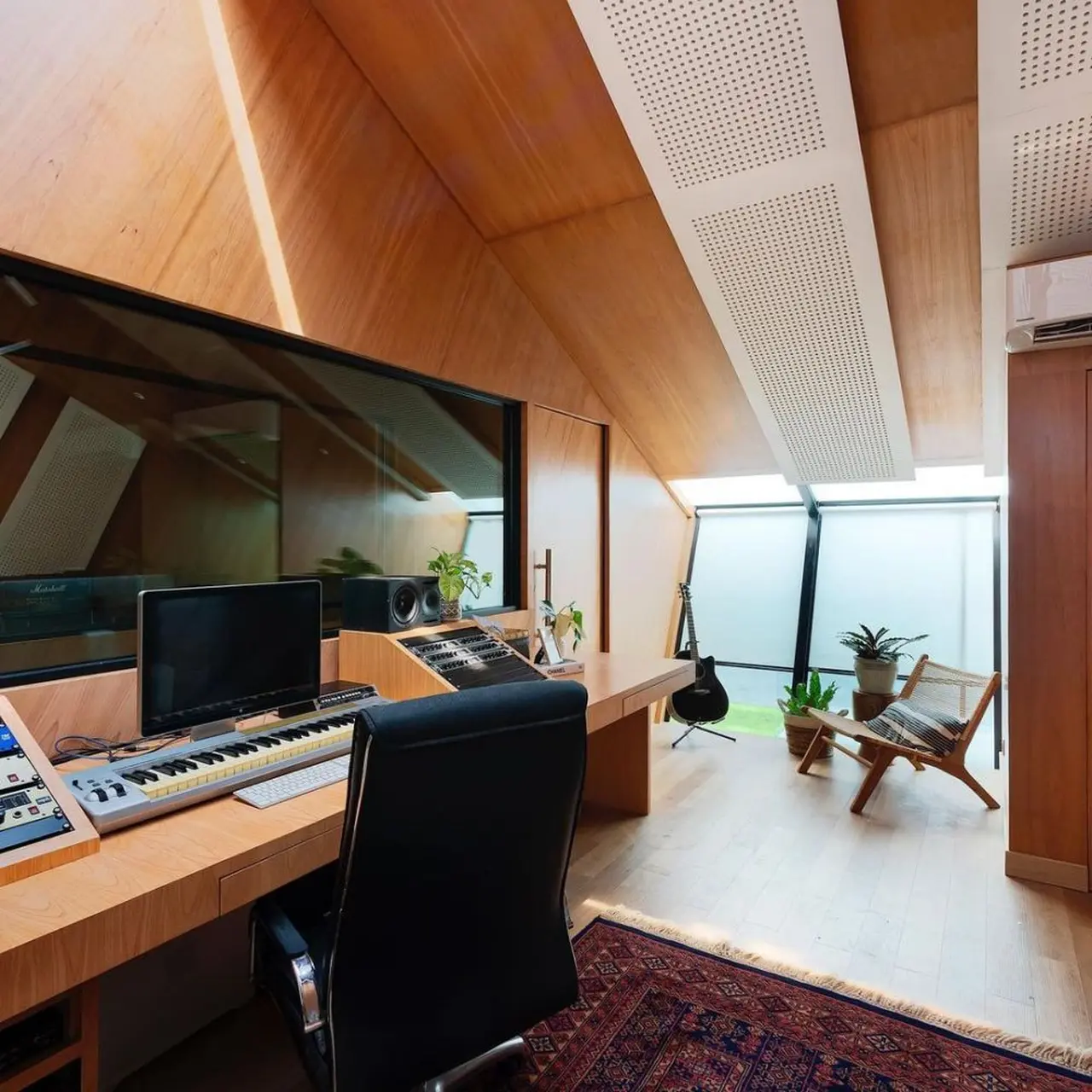 7 Potret Rooftop di Rumah Ello yang Jadi Studio, Desainnya Keren Banget ...