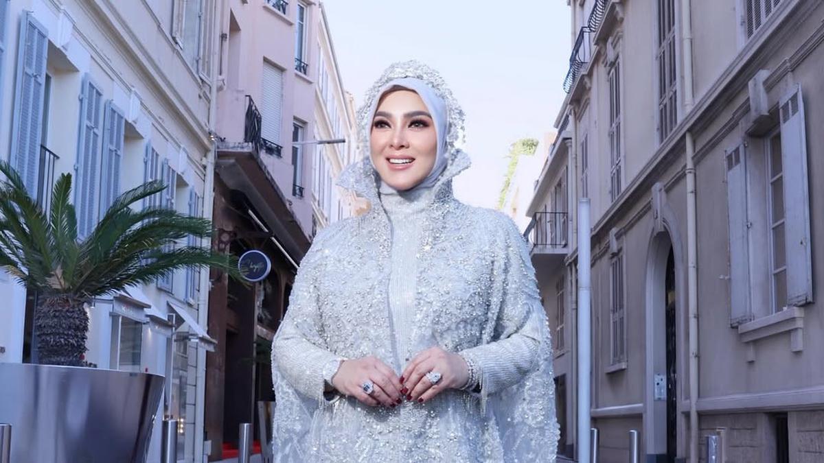 Detail Megah Gaun Silver Syahrini di Festival Film Cannes 2025 ...