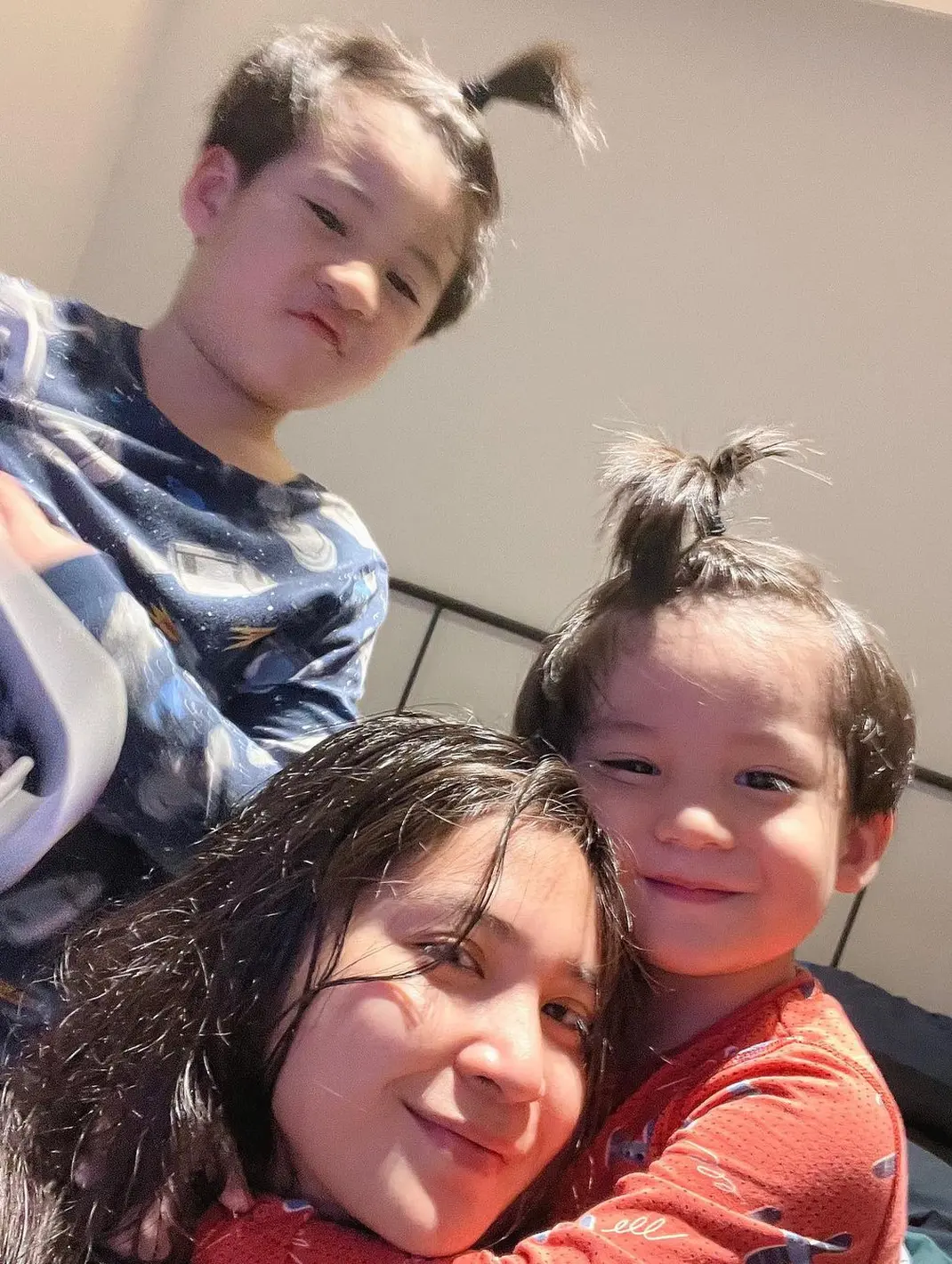 Potret Dua Putra Ganteng Putri Titian Kompak Dikuncir Lucu Dan Menggemaskan