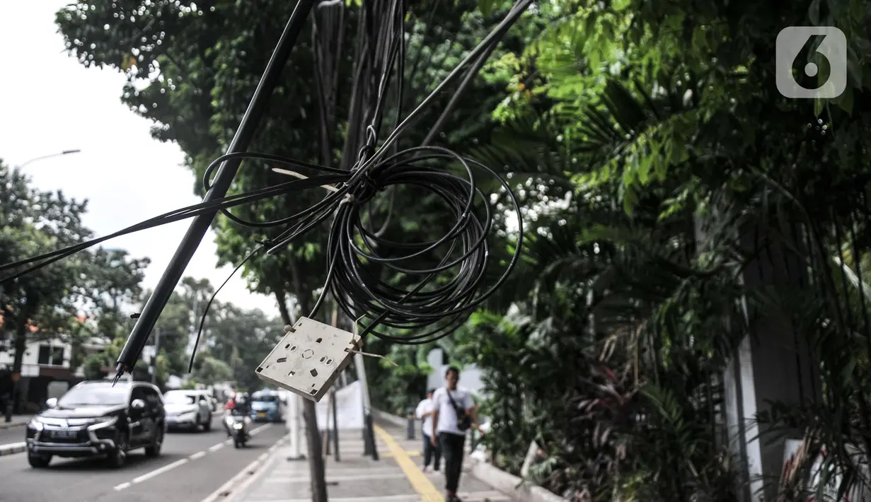 Kabel Semrawut Imbas Proyek Revitalisasi Trotoar Ancam Keselamatan ...