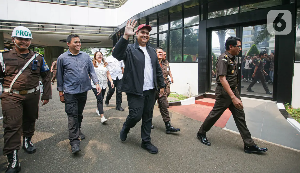 Menpora Dito Ariotedjo Penuh Senyum Saat Penuhi Panggilan Kejagung untuk Pemeriksaan Kasus ...