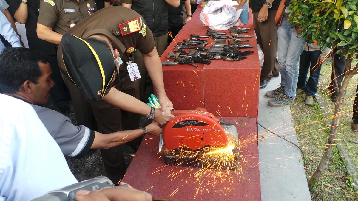 20 Senjata Api Rakitan Hasil Sitaan Dibelah - News Liputan6.com