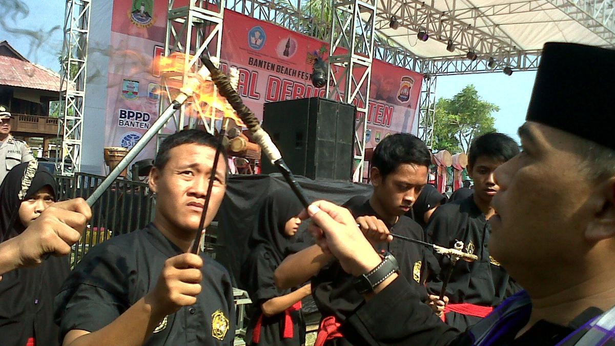 Debus dan Air Terjun 100 Meter di Nagari Mandeh - Regional Liputan6.com