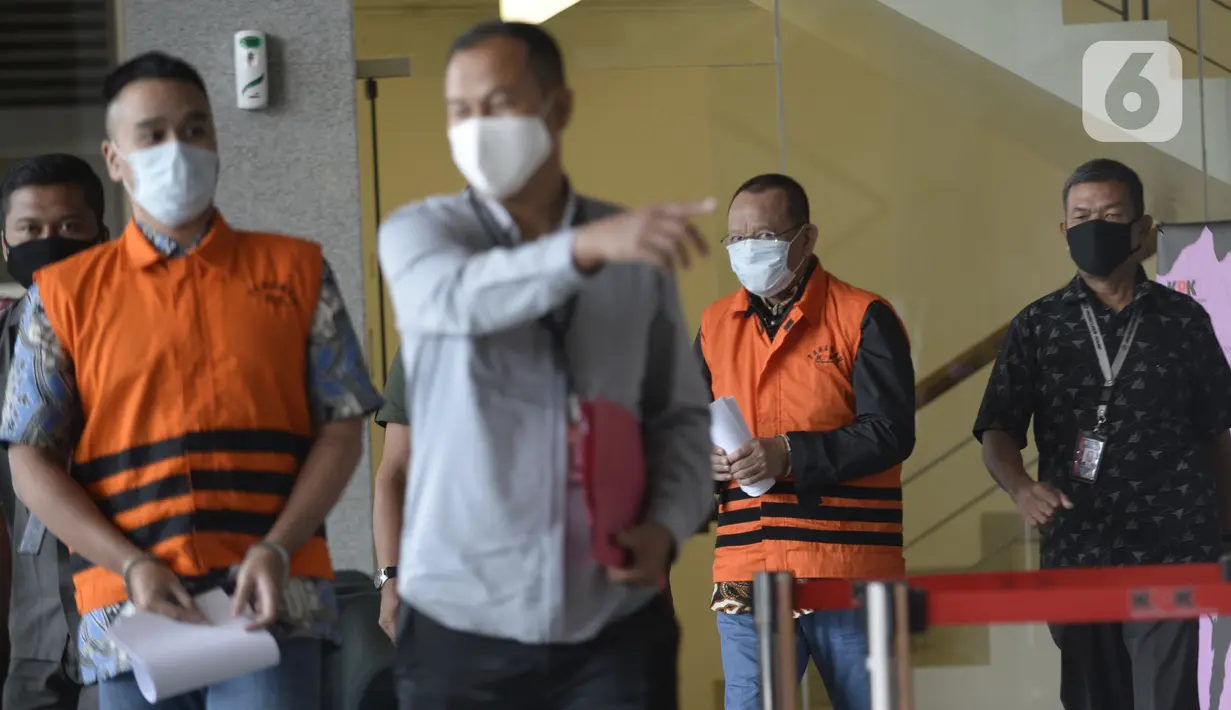 FOTO: Nurhadi dan Menantu Pakai Rompi Tahanan Usai Ditangkap KPK - Foto Liputan6.com