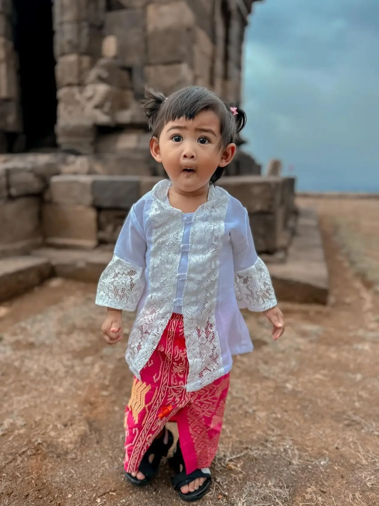 6 Potret Baru Moana Anak Ria Ricis, Menggemaskan dengan Balutan Kebaya ...