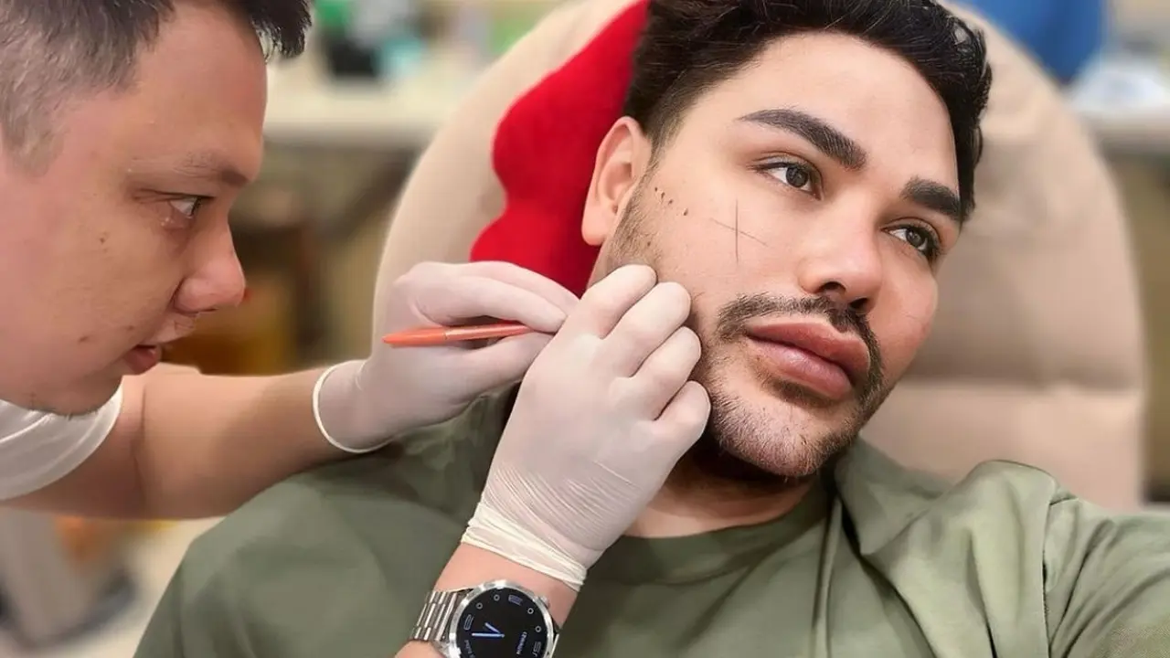 7 Potret Ivan Gunawan Tarik Benang di Leher, Demi Tampil Macho - Hot ...