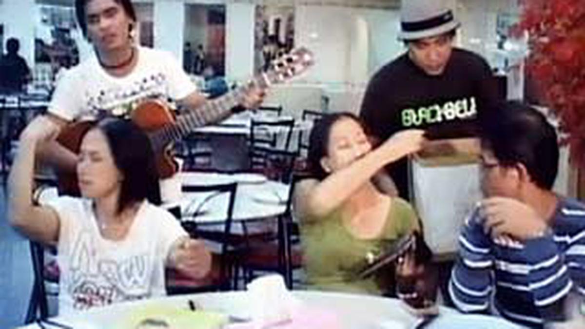 Charlie ST12 Ngamen demi Bilqis - ShowBiz Liputan6.com