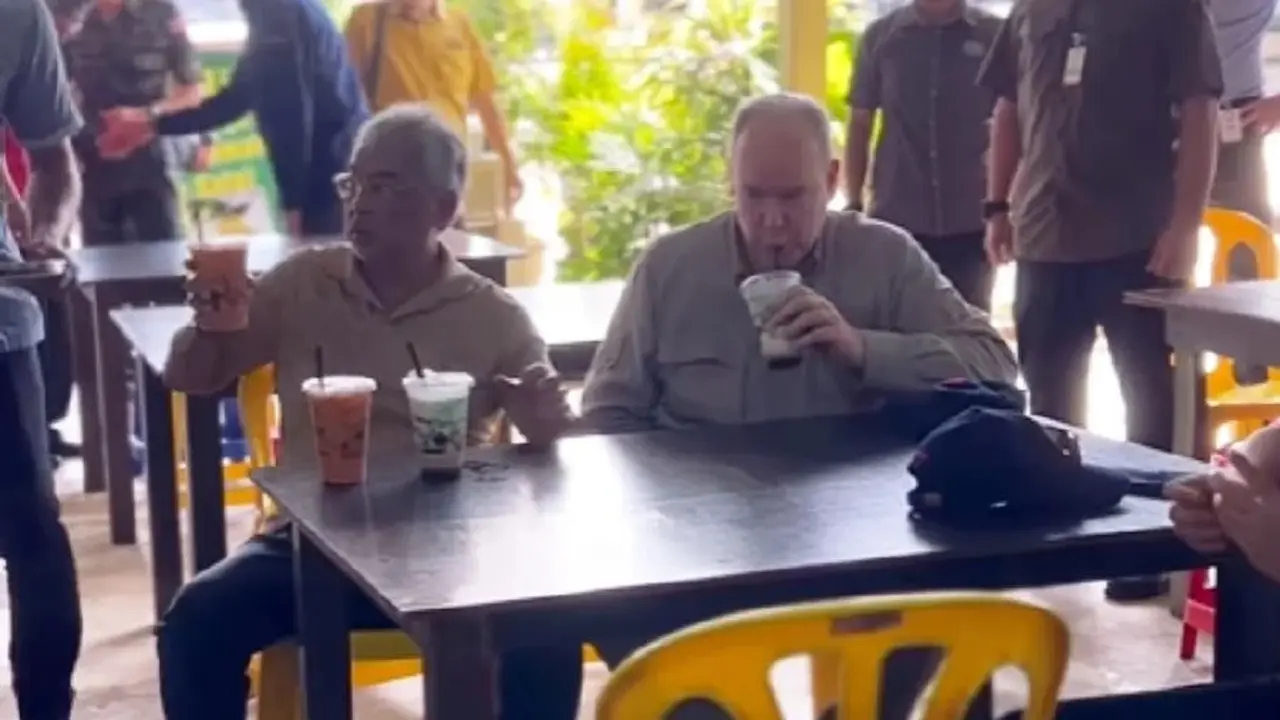Raja Malaysia Minum Cendol Warung Pinggir Jalan Bareng Pangeran Monako ...