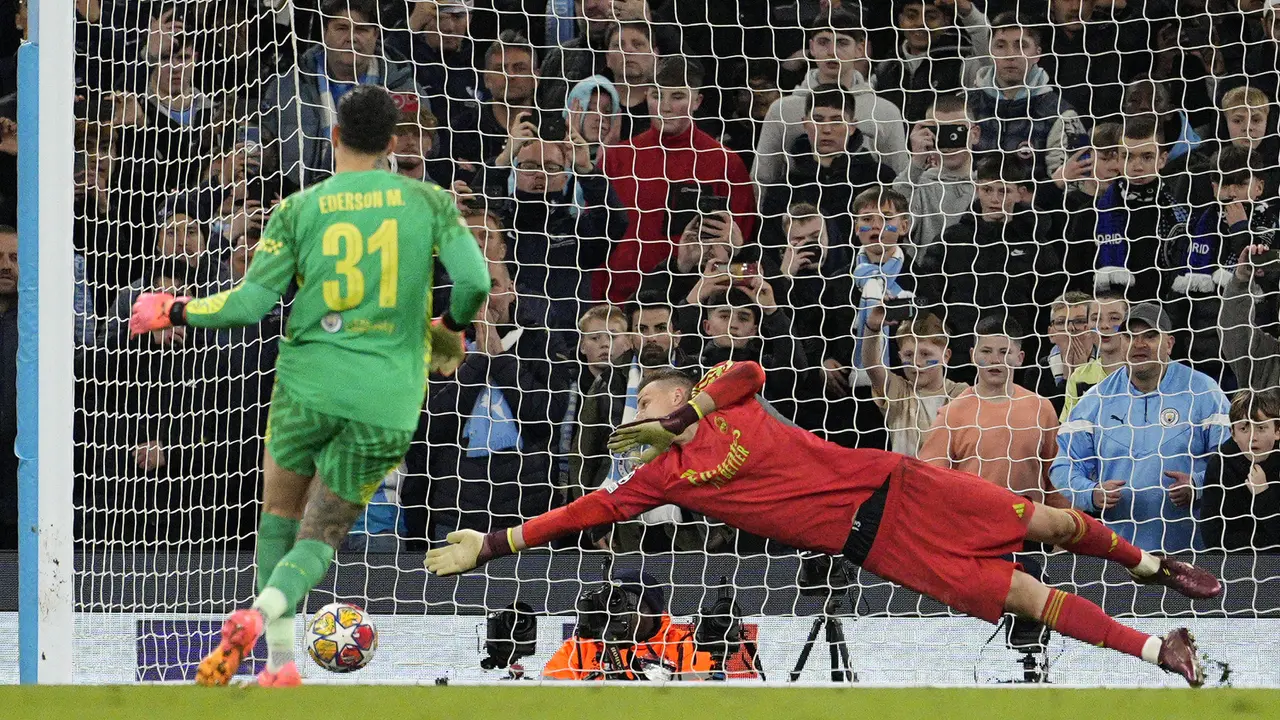 Dapat Lampu Hijau Emiliano Martinez, Manchester United Malah Kepincut ...