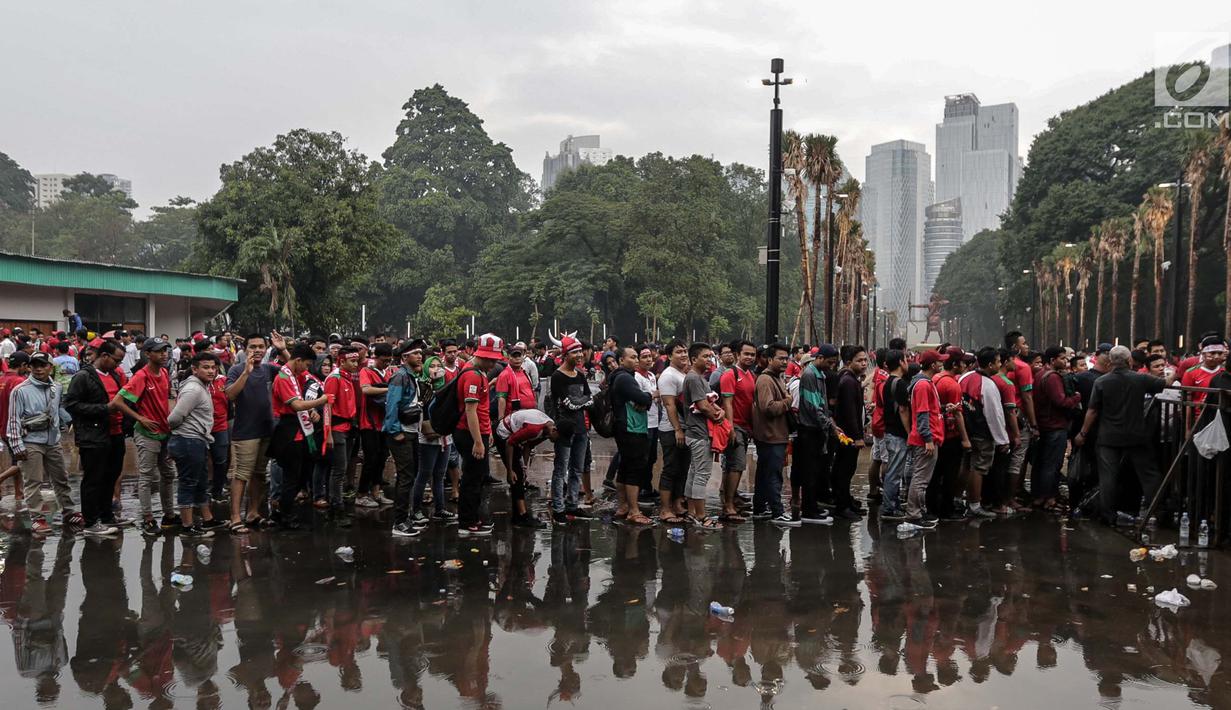 FOTO: Sambil Nyalakan Flare, Ribuan Suporter Timnas Indonesia Datangi ...
