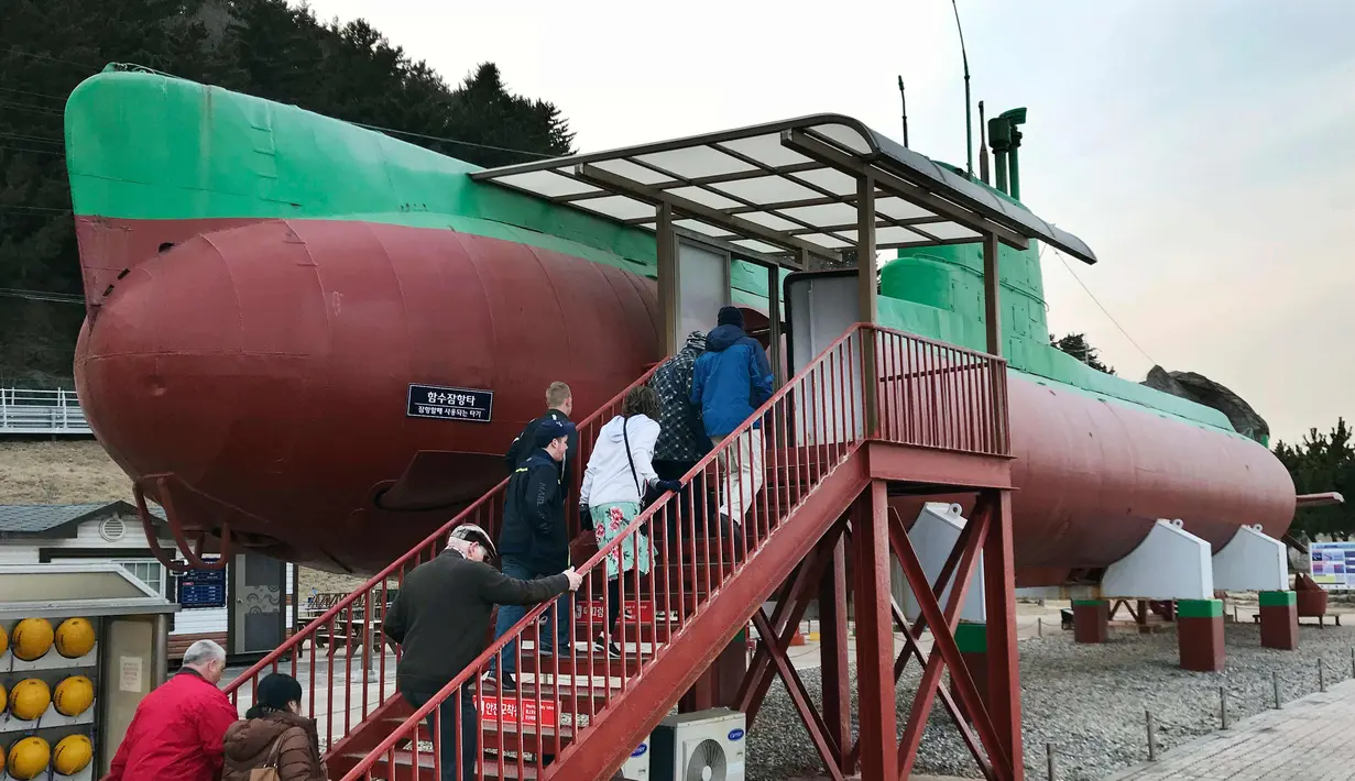 FOTO: Penampakan Kapal Selam Korea Utara yang Terdampar Saat Misi ...