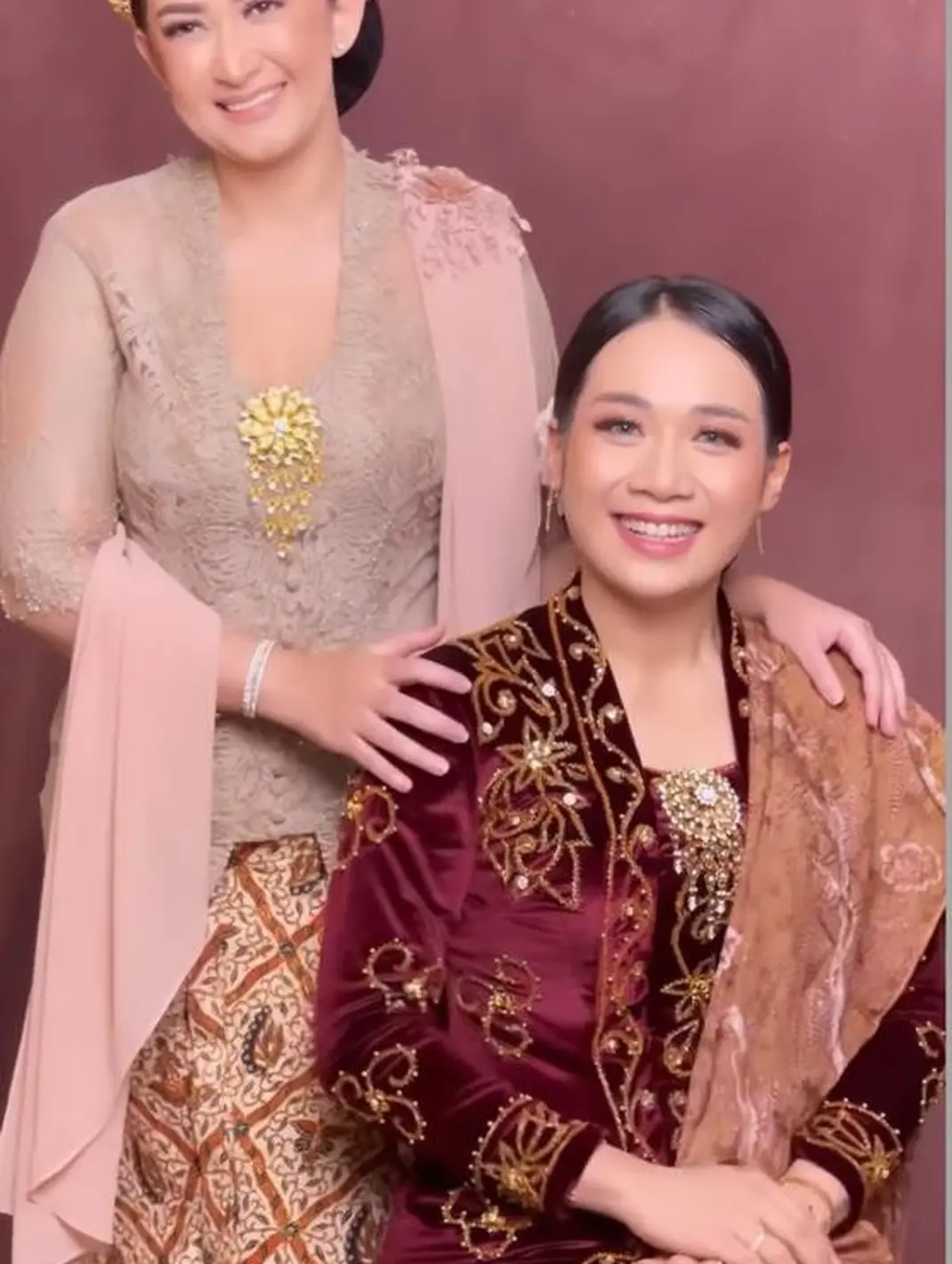 6 Pesona Nafa Urbach dan Puput Nastiti Devi Istri Ahok Pemotretan Bareng Pakai Kebaya