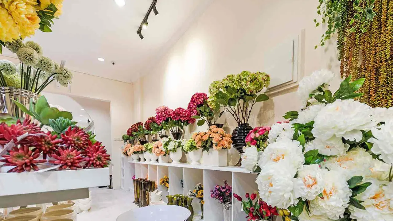 Desain Toko Bunga Serba Putih Bernuansa Klasik Kontemporer yang Cantik ...