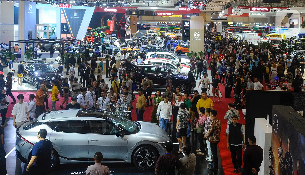 Pengunjung Padati Pameran Otomotif GIIAS 2023 - Foto Liputan6.com