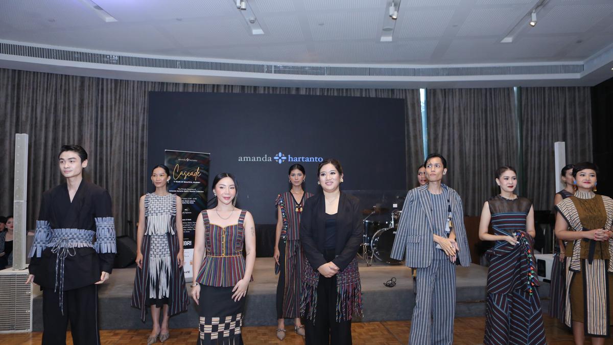Selebrasi 11 Tahun Amanda Hartanto Batik Lewat Keindahan Lurik di ...