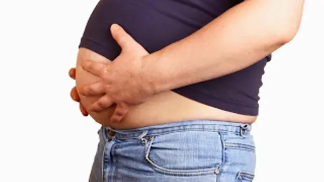 6 Gaya Berpakaian Kekinian Ini Samarkan Perut Buncit Pria - Fashion ...