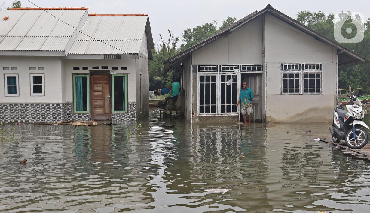 FOTO: Banjir Rob Masih Genangi Permukiman Warga Muara Gembong - Foto ...