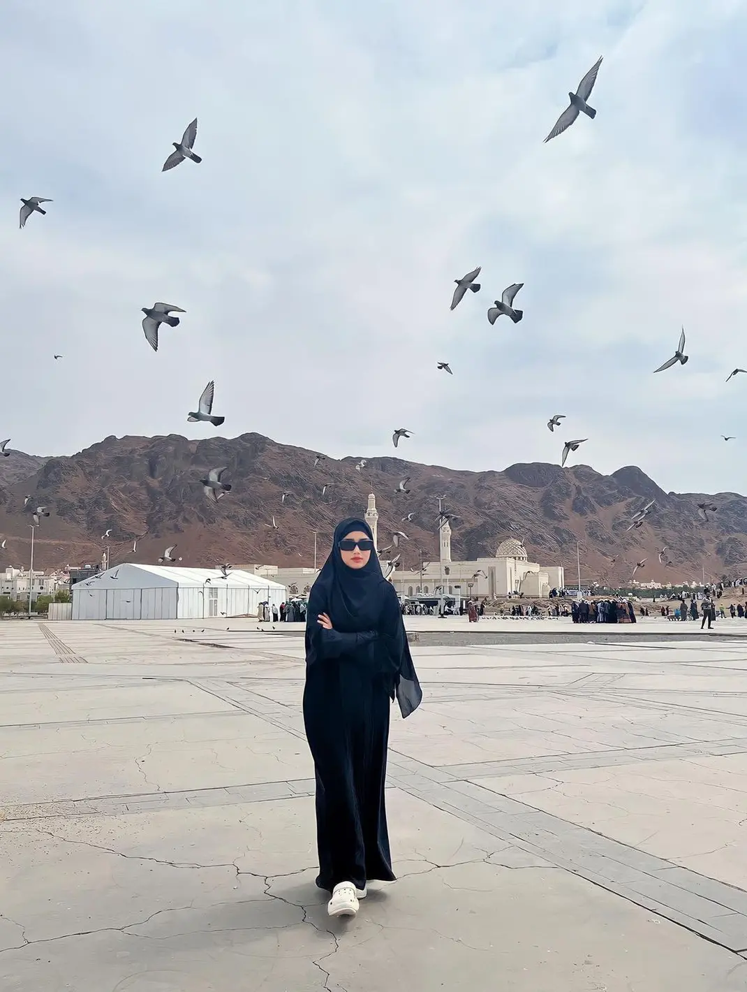 6 Pilihan Outfit Fuji saat Berangkat Umrah, Anggun dalam Balutan Hijab ...