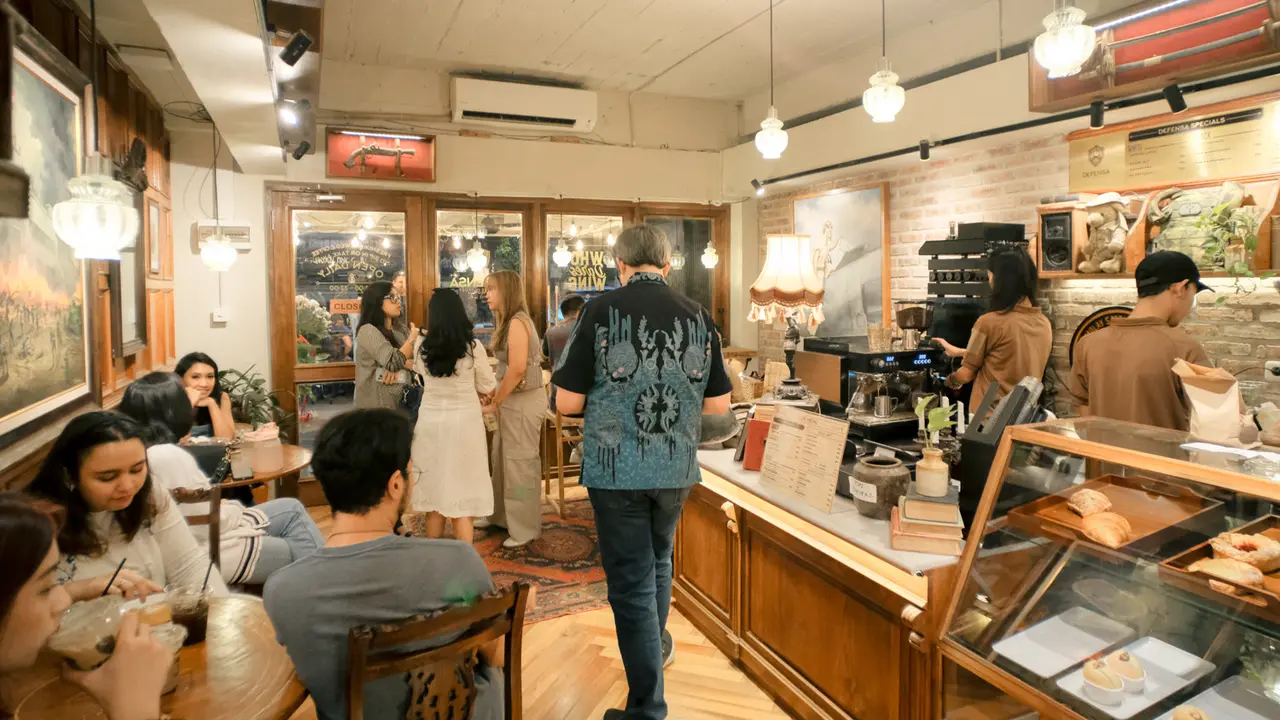 Ngopi Sambil Belajar Sejarah di Defensa Coffee Outpost, Dihiasi Barang ...