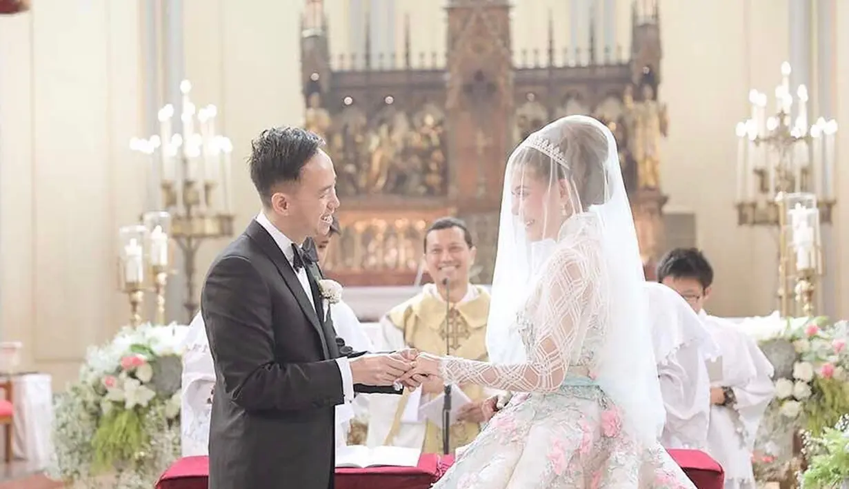 Impian Sejak Lama, Pasangan Artis Ini Gelar Pernikahan di Gereja Katedral - Foto Liputan6.com