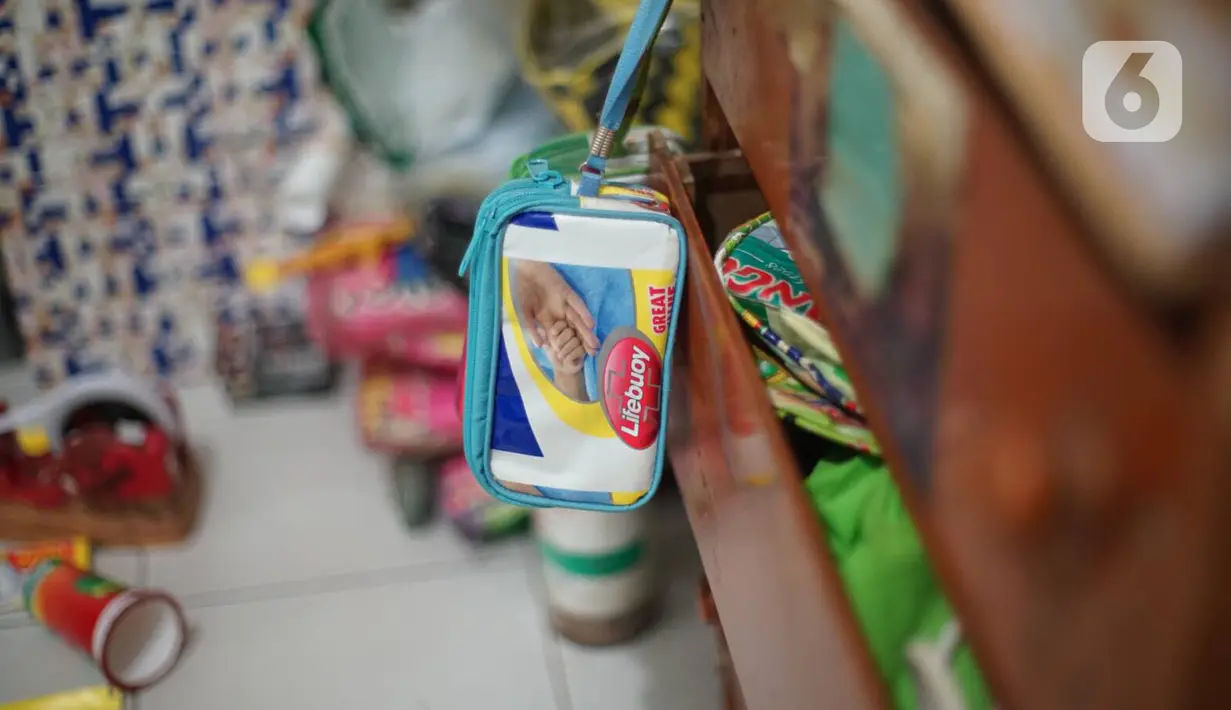 FOTO: Di Rumah Ini, Limbah Plastik Disulap jadi Barang Bernilai ...