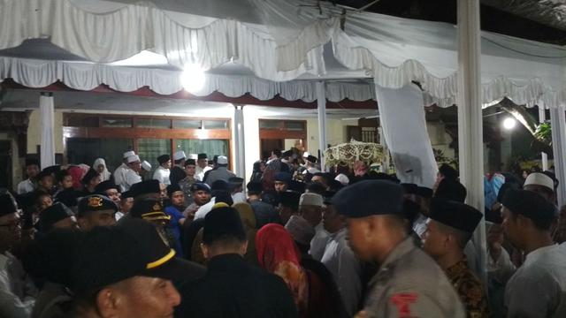 Mbah Din, Santri Pengelana Putra Kiai Abbas Panglima Perang 10 November ...