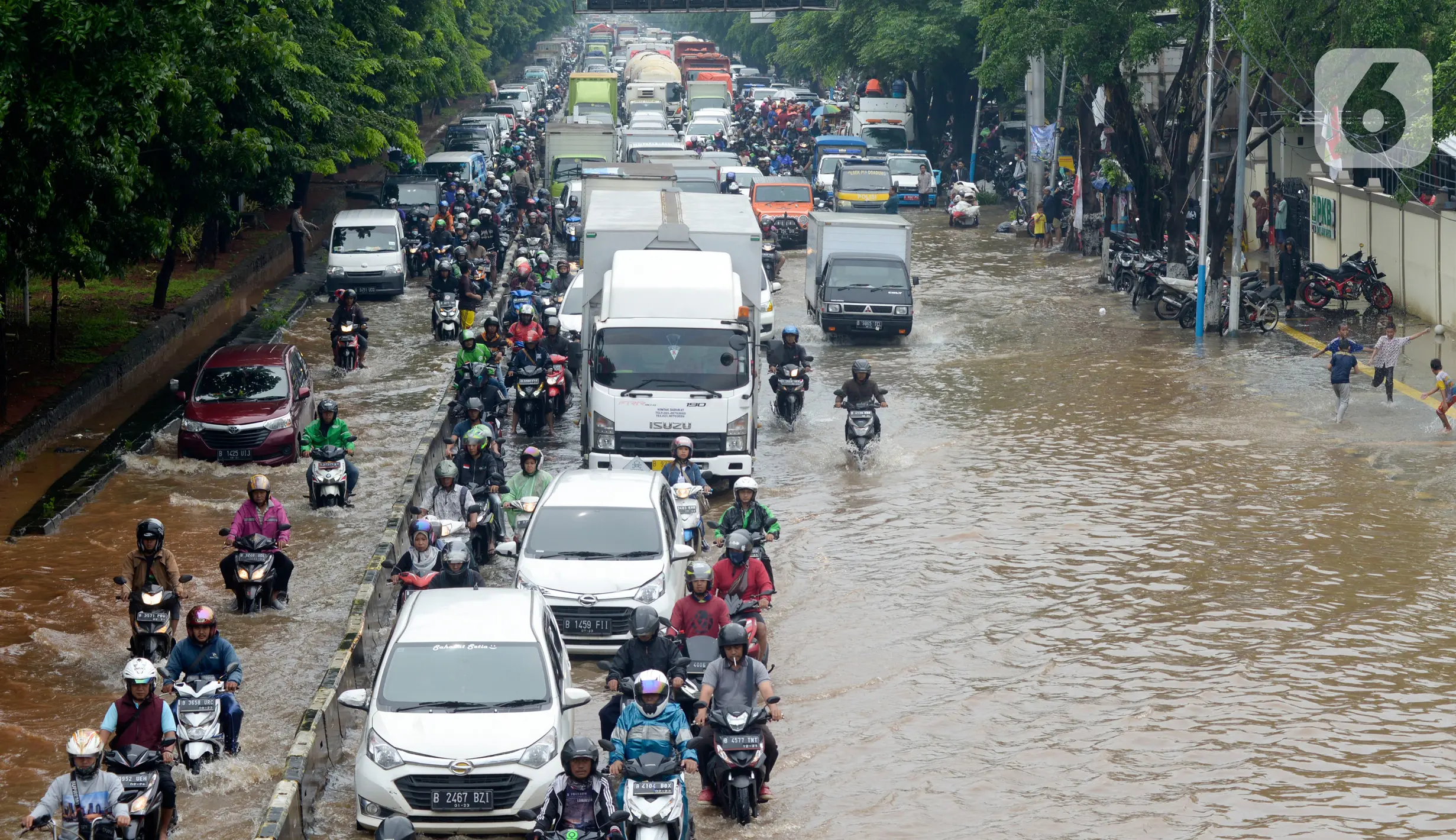 FOTO: Banjir Bikin Macet Jalan Perintis Kemerdekaan - Foto Liputan6.com