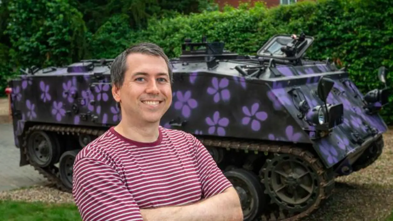 Pria Inggris Beli Tank Bekas dan Menggunakannya Sebagai Taksi ...