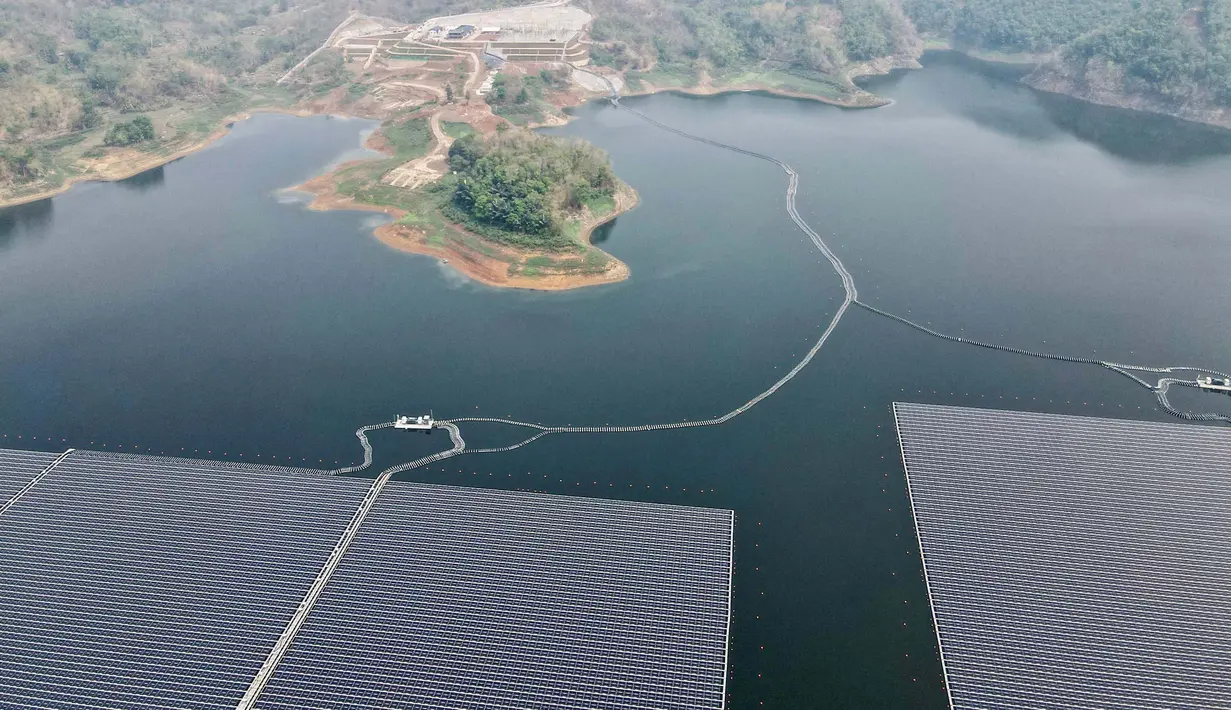 Terbesar di Asia Tenggara, Ini Potret Udara PLTS Terapung Cirata - Foto ...